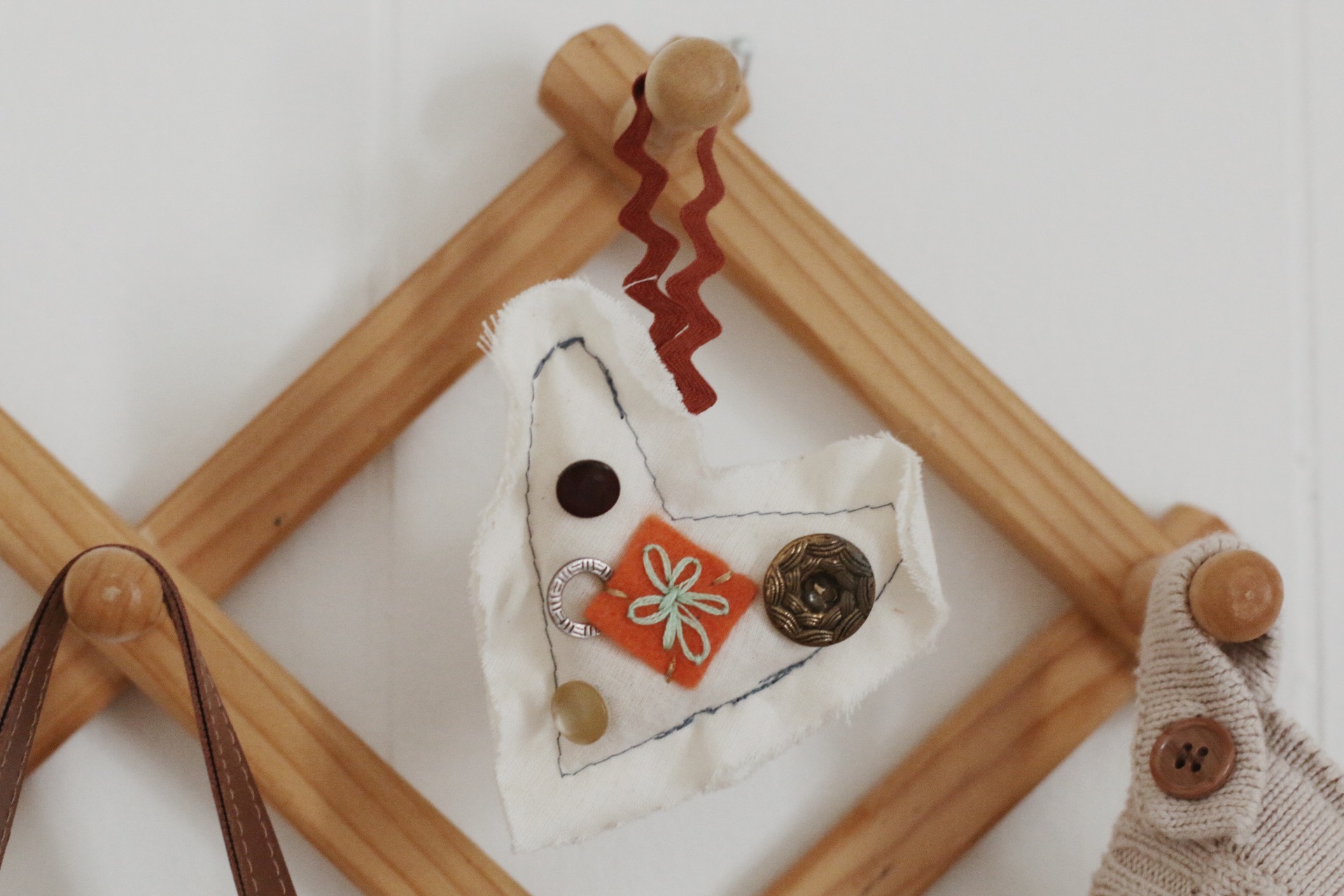 Accordion Wall Rack: 2 Easy Ways to Style | all things ordinaire